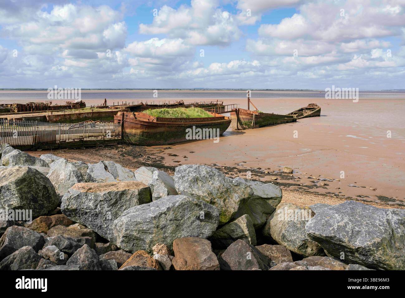 Abandoned barges boats on river hi-res stock photography and images - Alamy