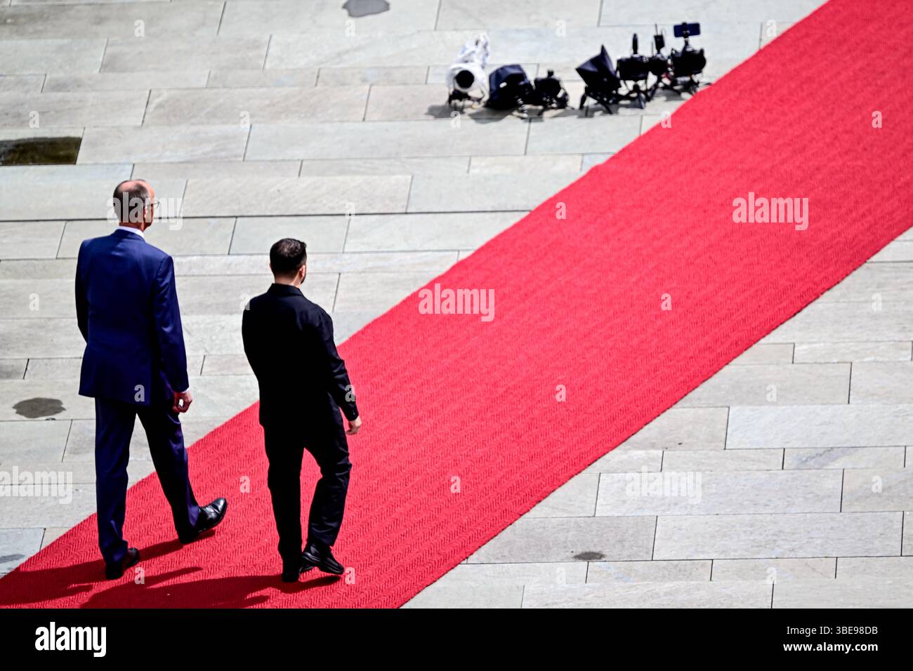 Berlin, Germany. 28th May, 2025. Volodymyr Zelensky (r), President of ...