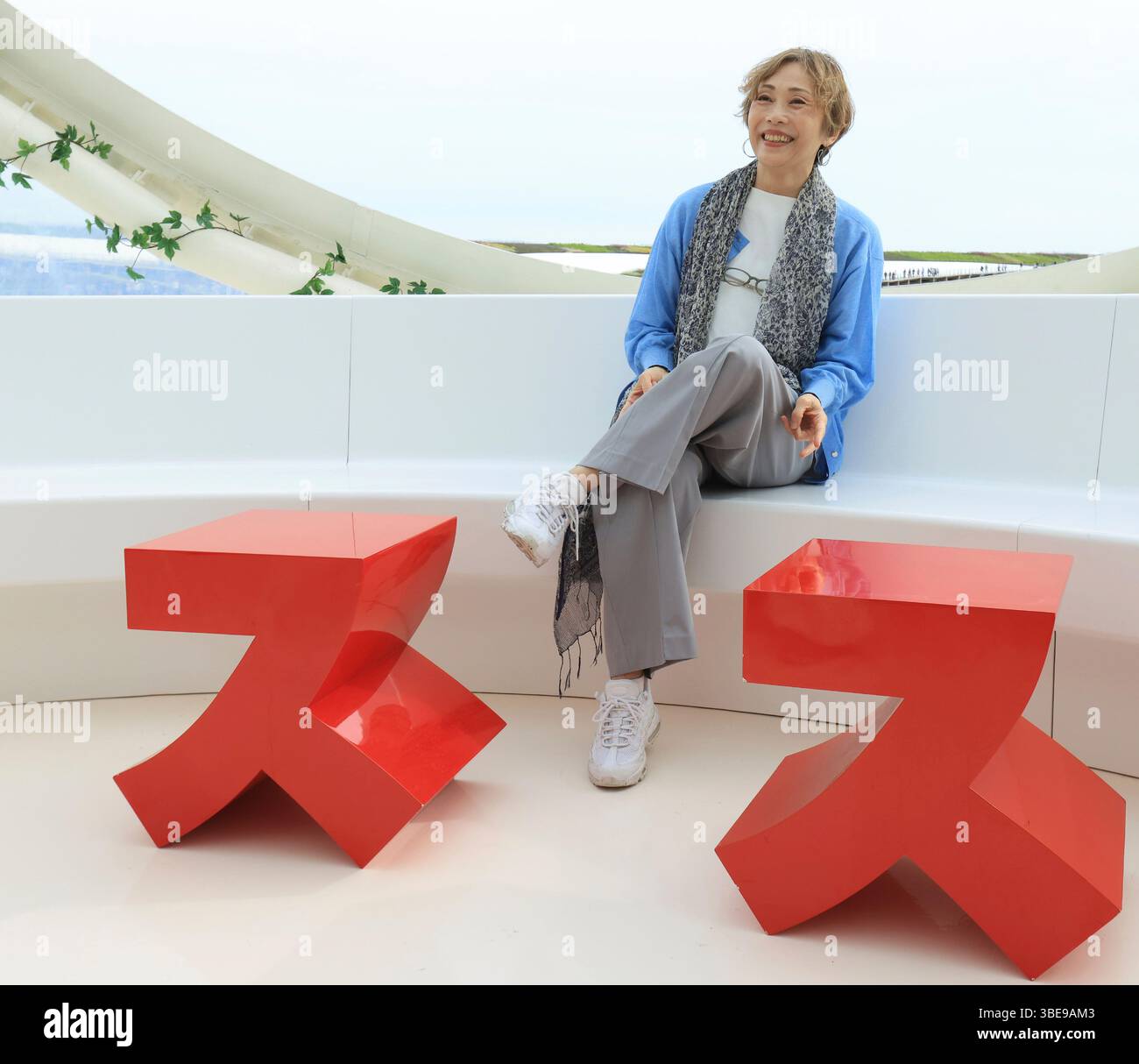 A man crosses his legs in the shape of the Japanese katakana character ...