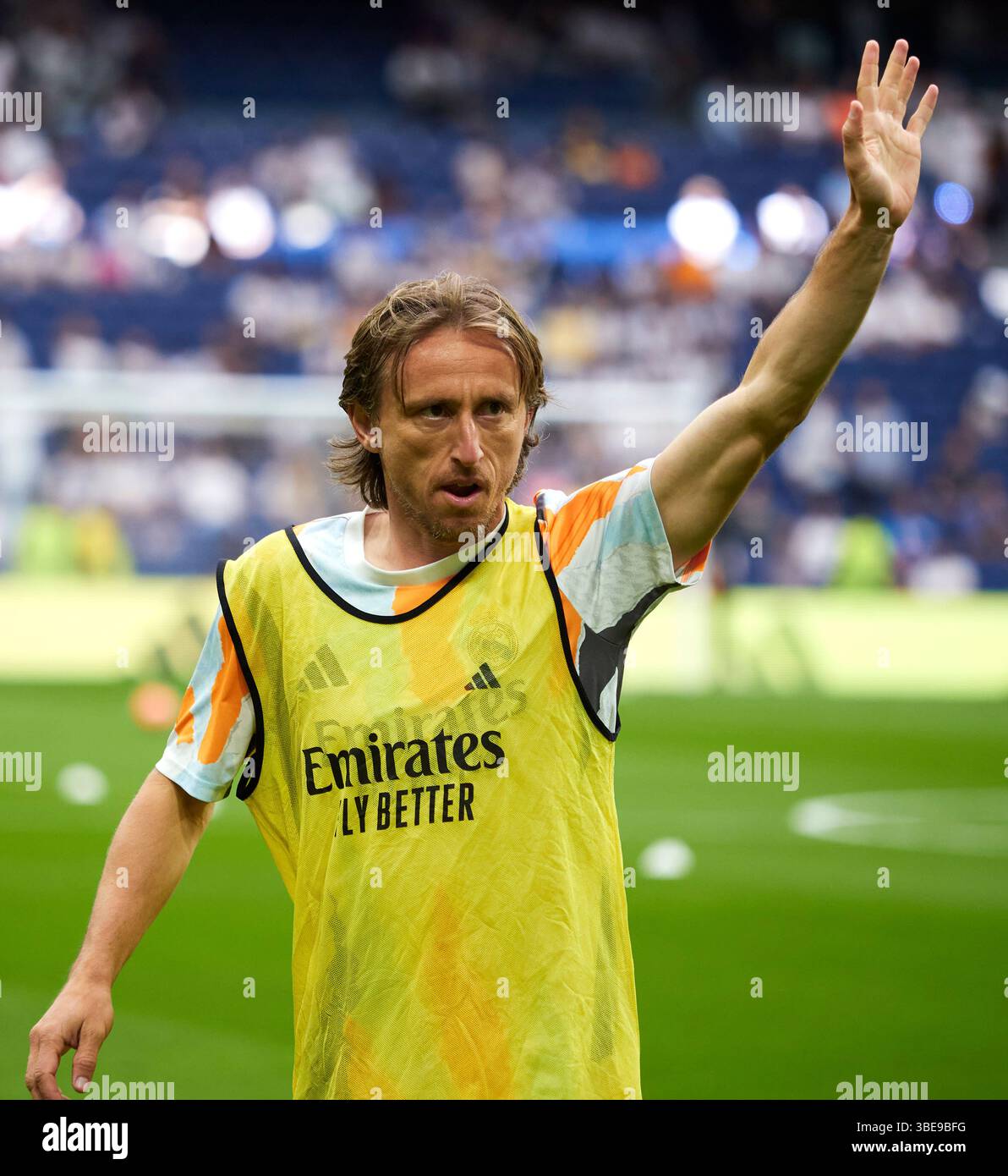 Luka Modric acknowledges the fans in his final appearance for Real ...