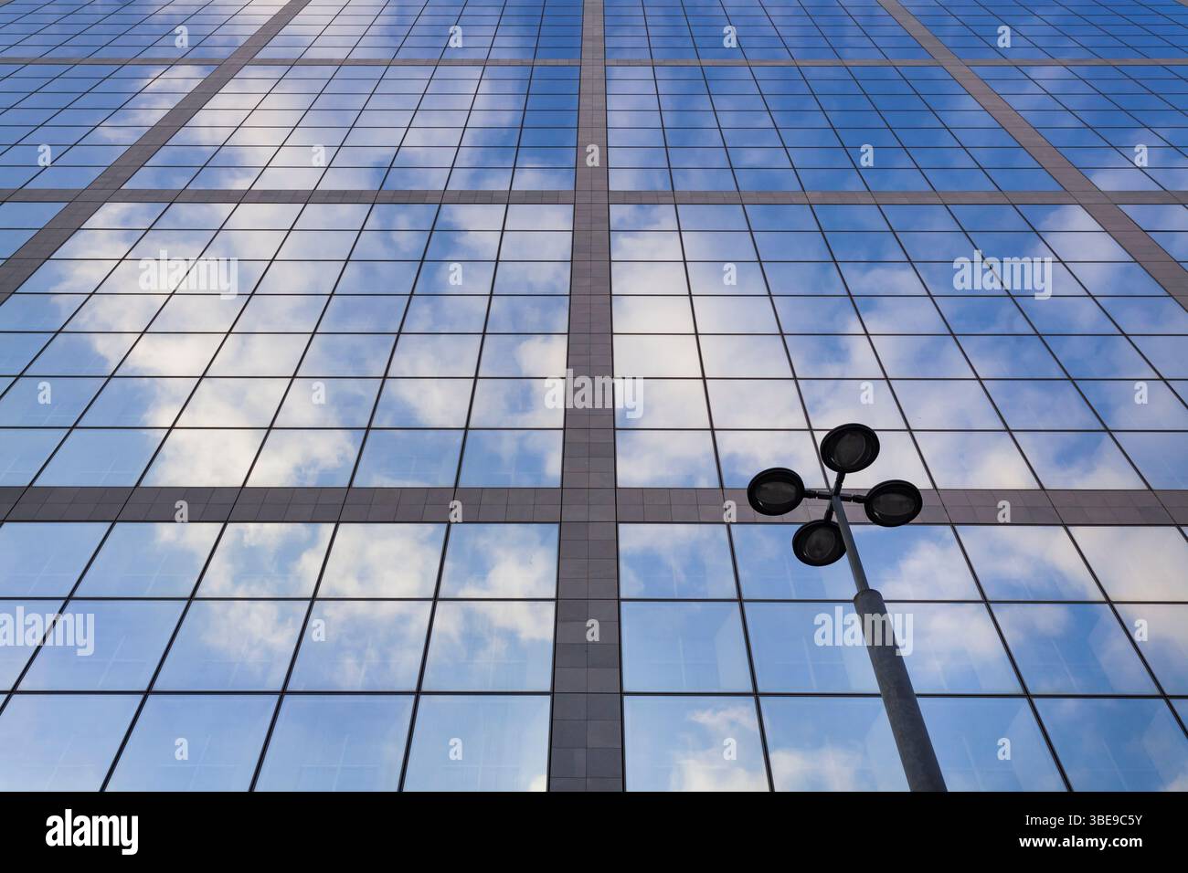 Perpendicular lines hi-res stock photography and images - Alamy