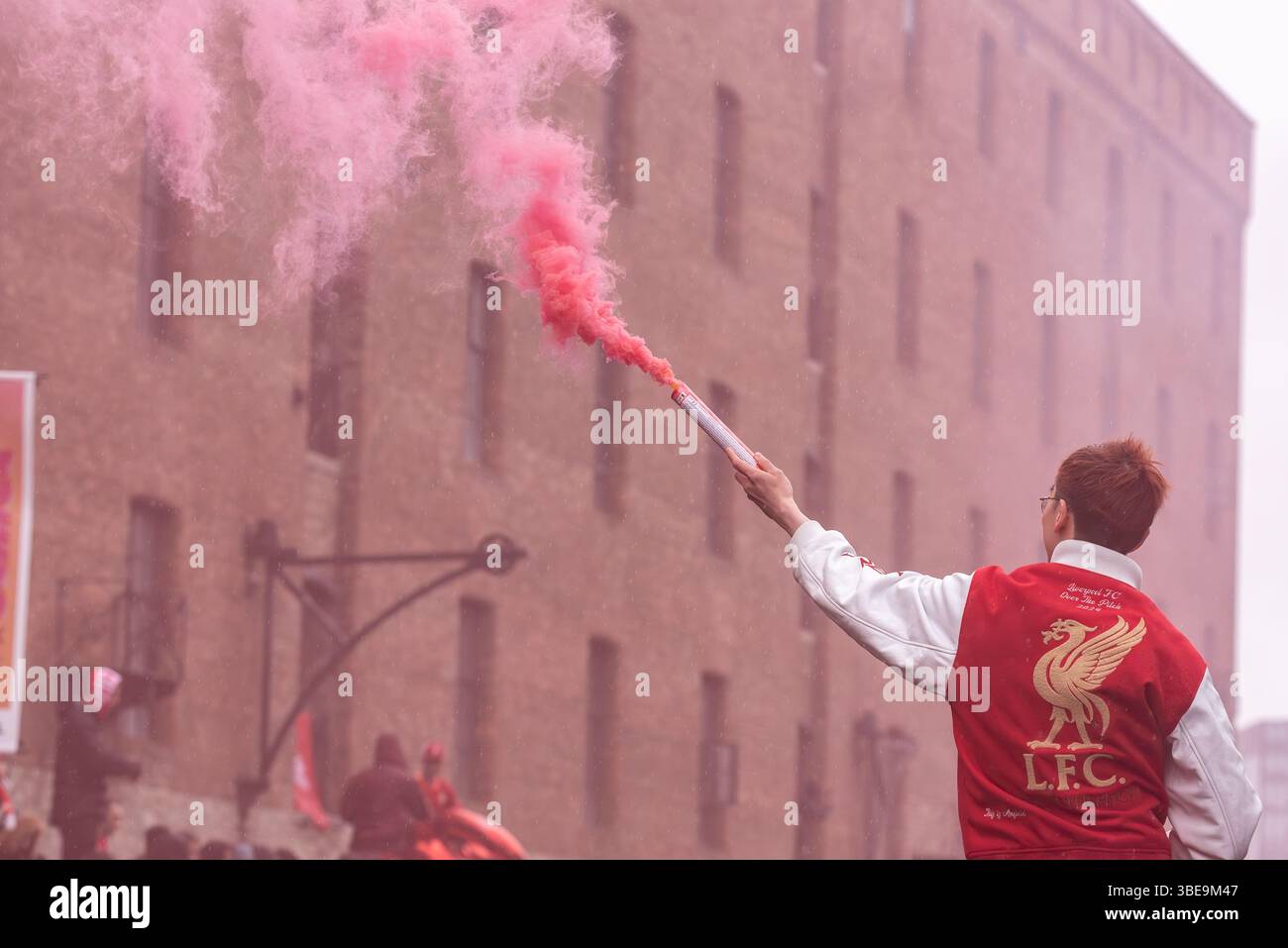 Smoke bomb hi-res stock photography and images - Alamy