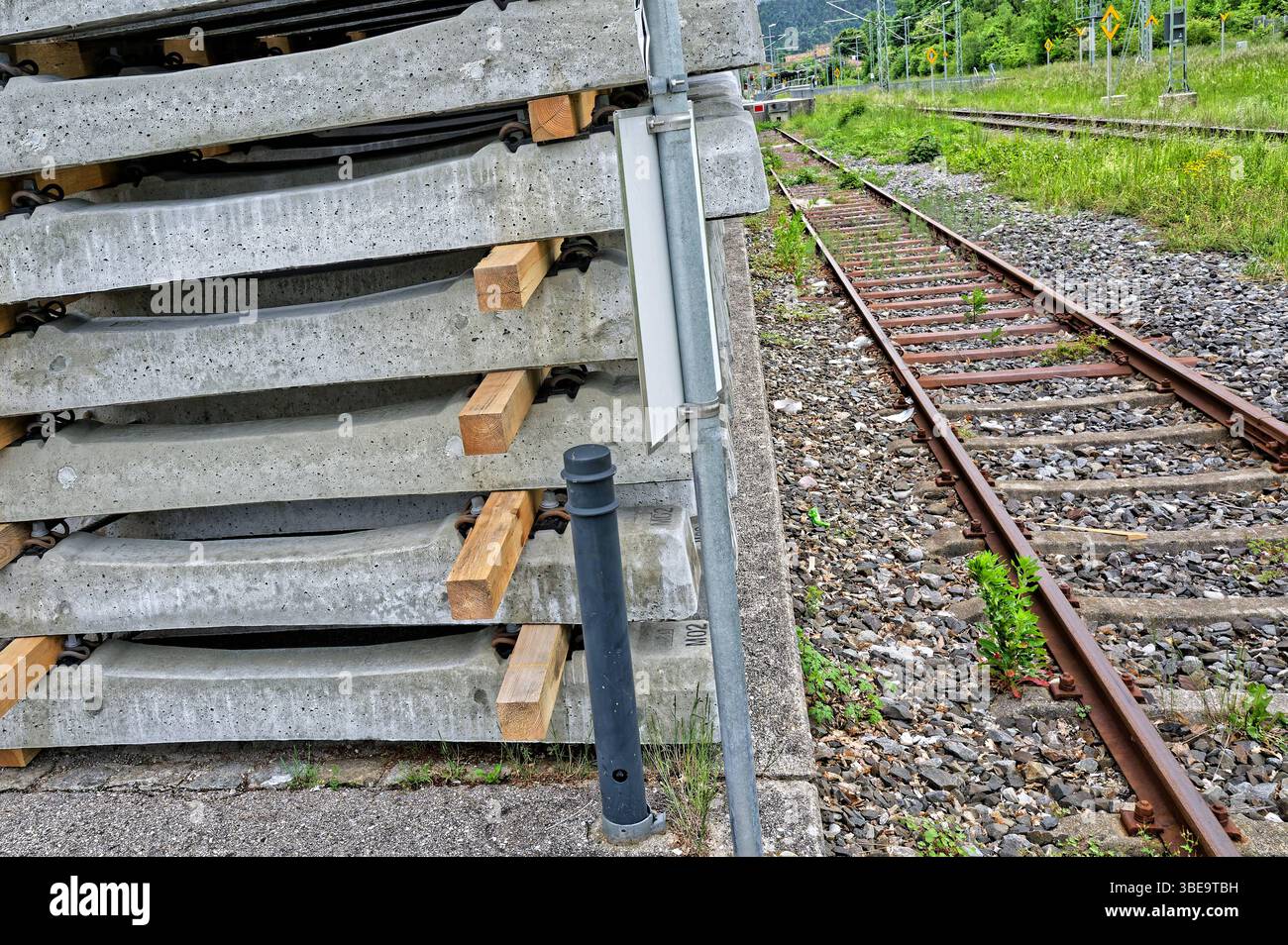 Erneuerung der Bahn-Infrastruktur. Bauarbeiten zur Sanierung der Gleise ...
