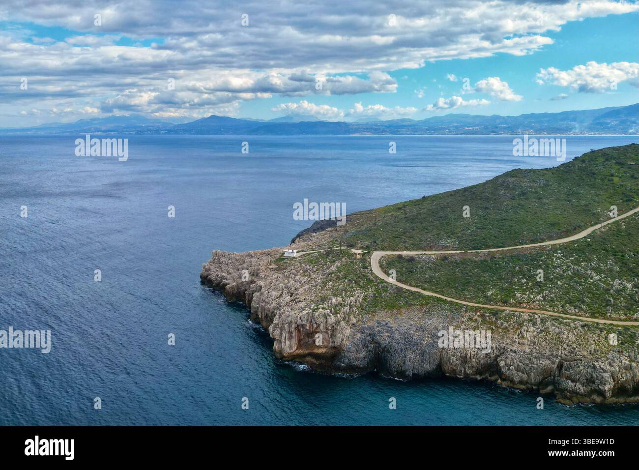 Octopus escape hi-res stock photography and images - Alamy