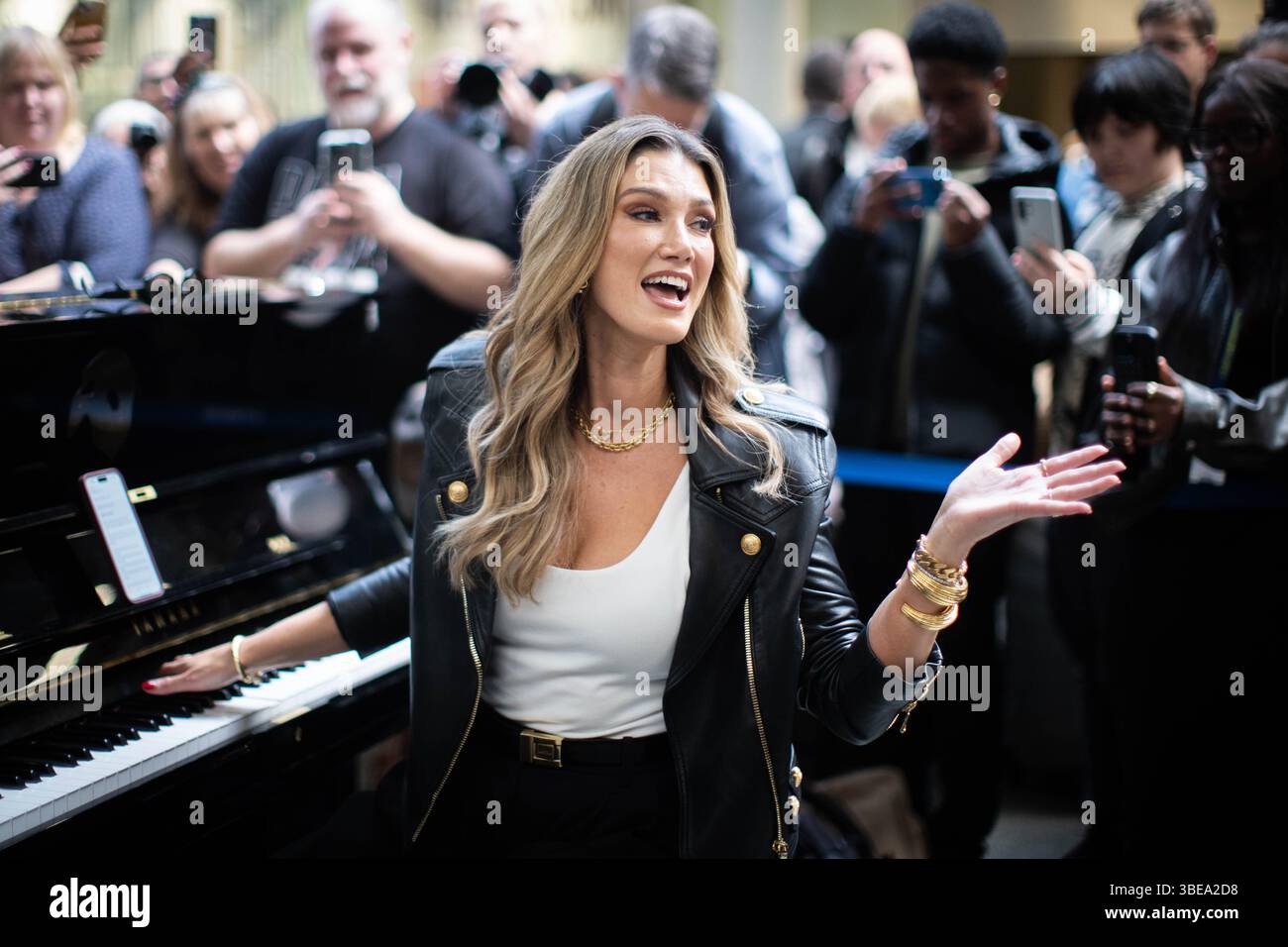 Delta Goodrem surprises commuters with a piano performance at St ...