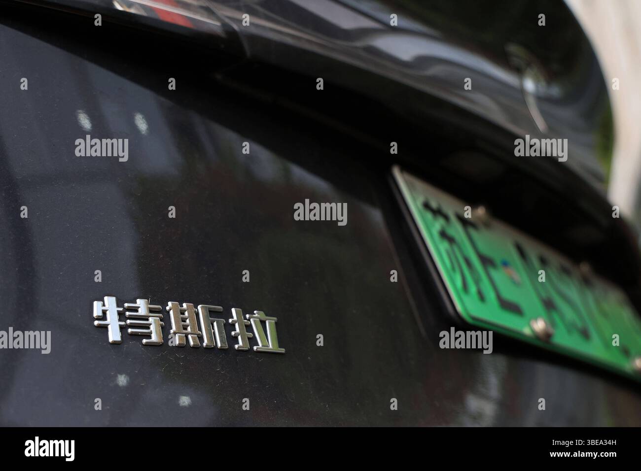 Tesla Name in chinesischen Schriftzeichen eines an der Heckklappe eines ...