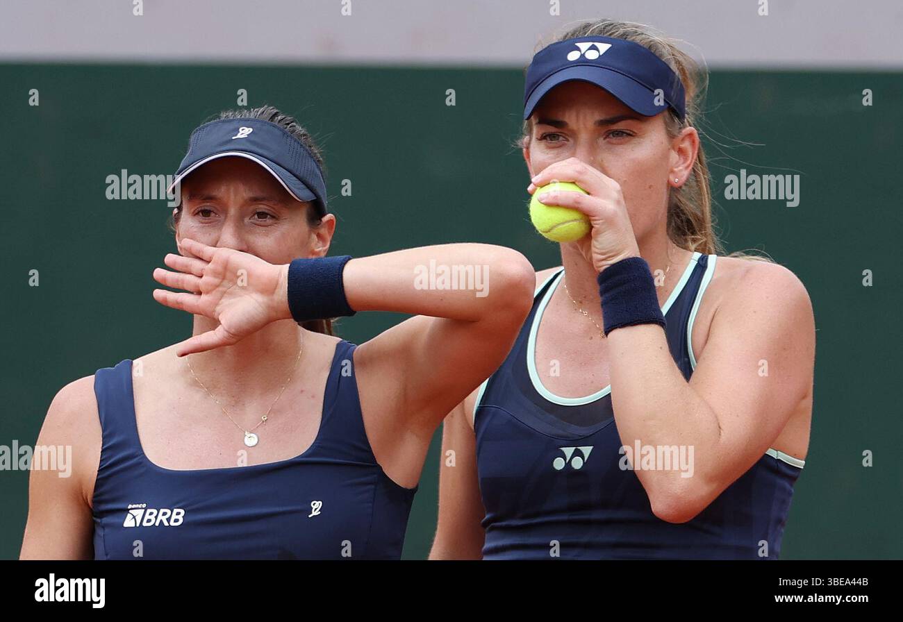 (250528) -- PARIS, May 28, 2025 (Xinhua) -- Timea Babos (R)/Luisa ...