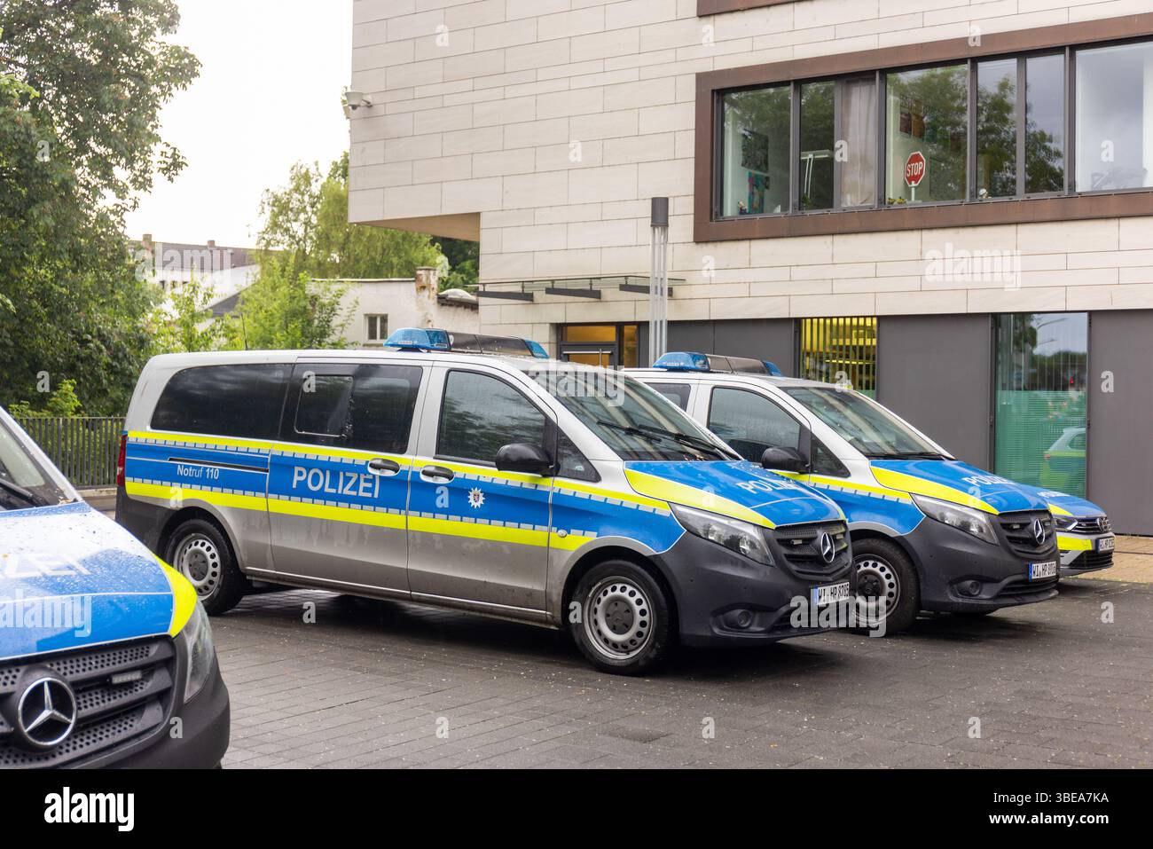28 May 2025, Hesse, Gießen: Police vehicles are parked in front of ...