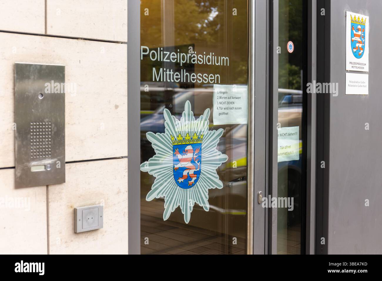 28 May 2025, Hesse, Gießen: Entrance to Giessen North police station ...