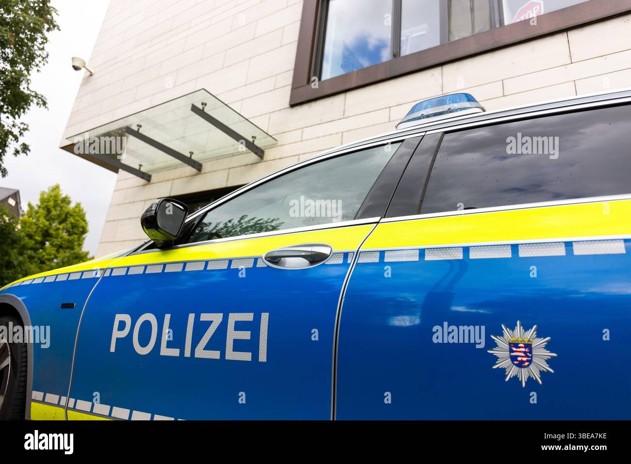 28 May 2025, Hesse, Gießen: A police car is parked in front of Giessen ...