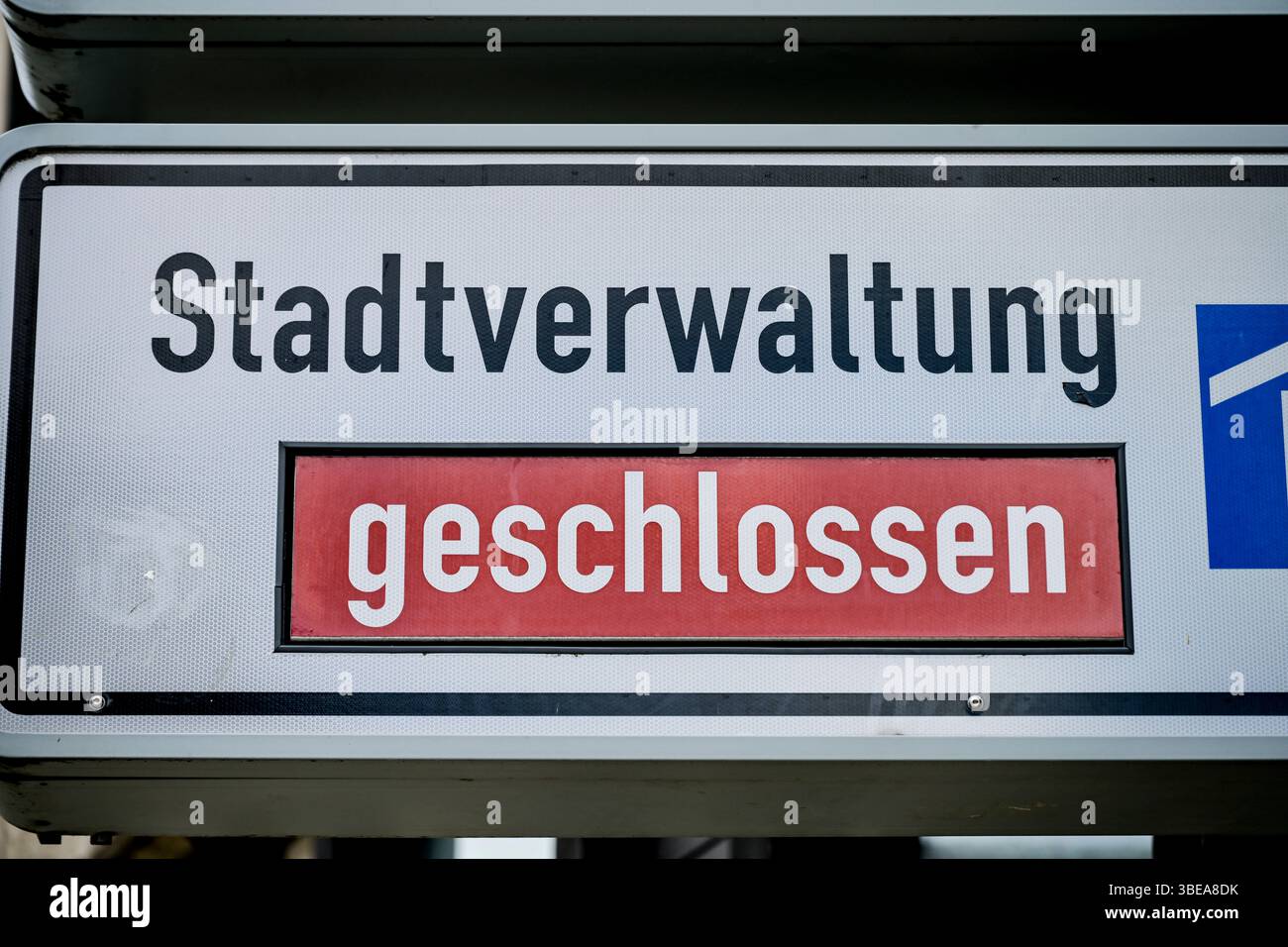 Schild Parkhaus, Stadtverwaltung geschlossen, Goslar, Niedersachsen ...