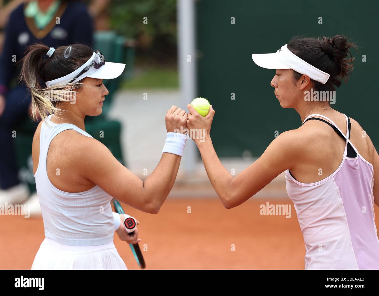 (250528) -- PARIS, May 28, 2025 (Xinhua) -- Guo Hanyu (L)/Shibahara Ena ...