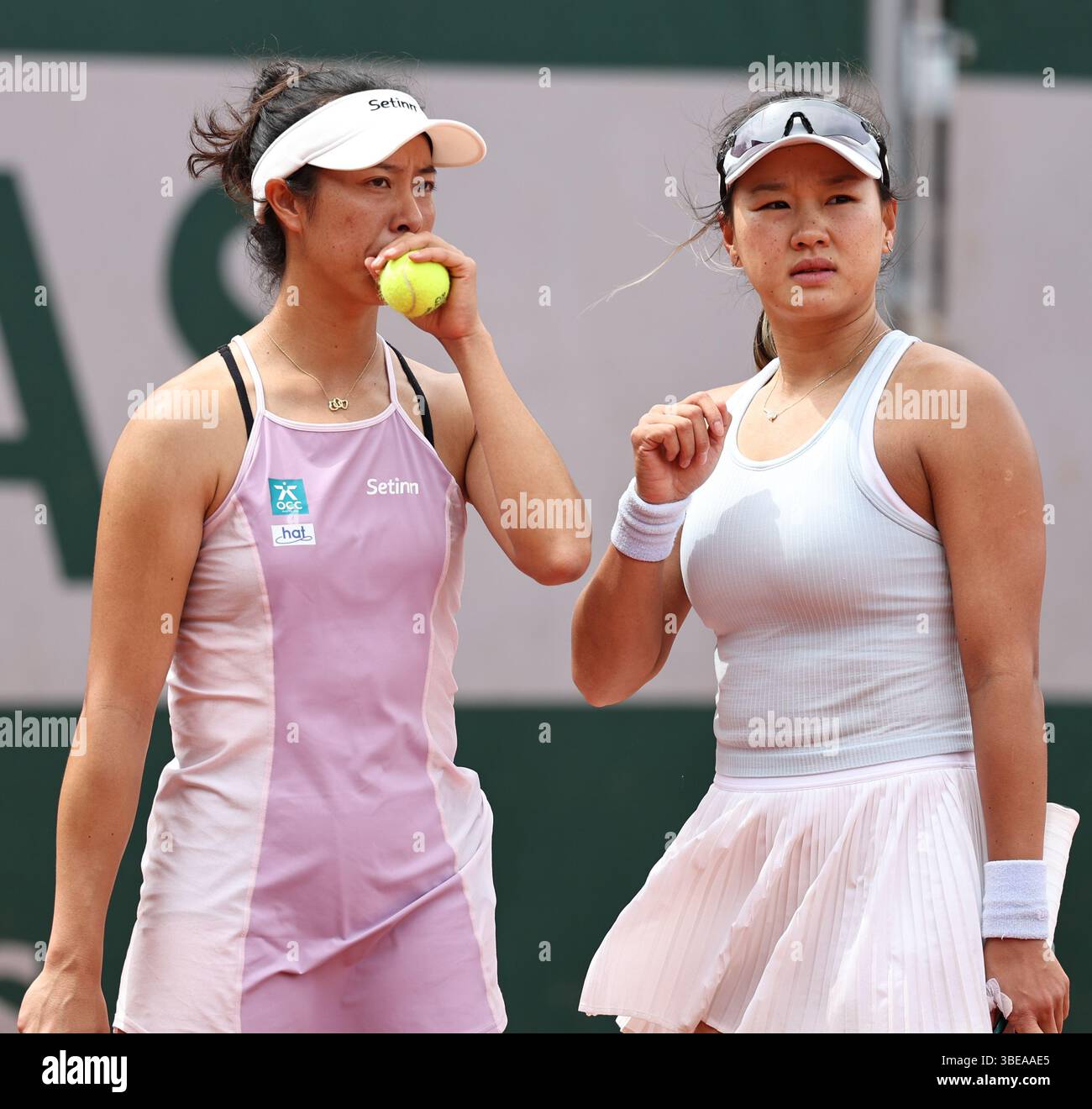 Paris, France. 28th May, 2025. Guo Hanyu (R)/Shibahara Ena communicate ...