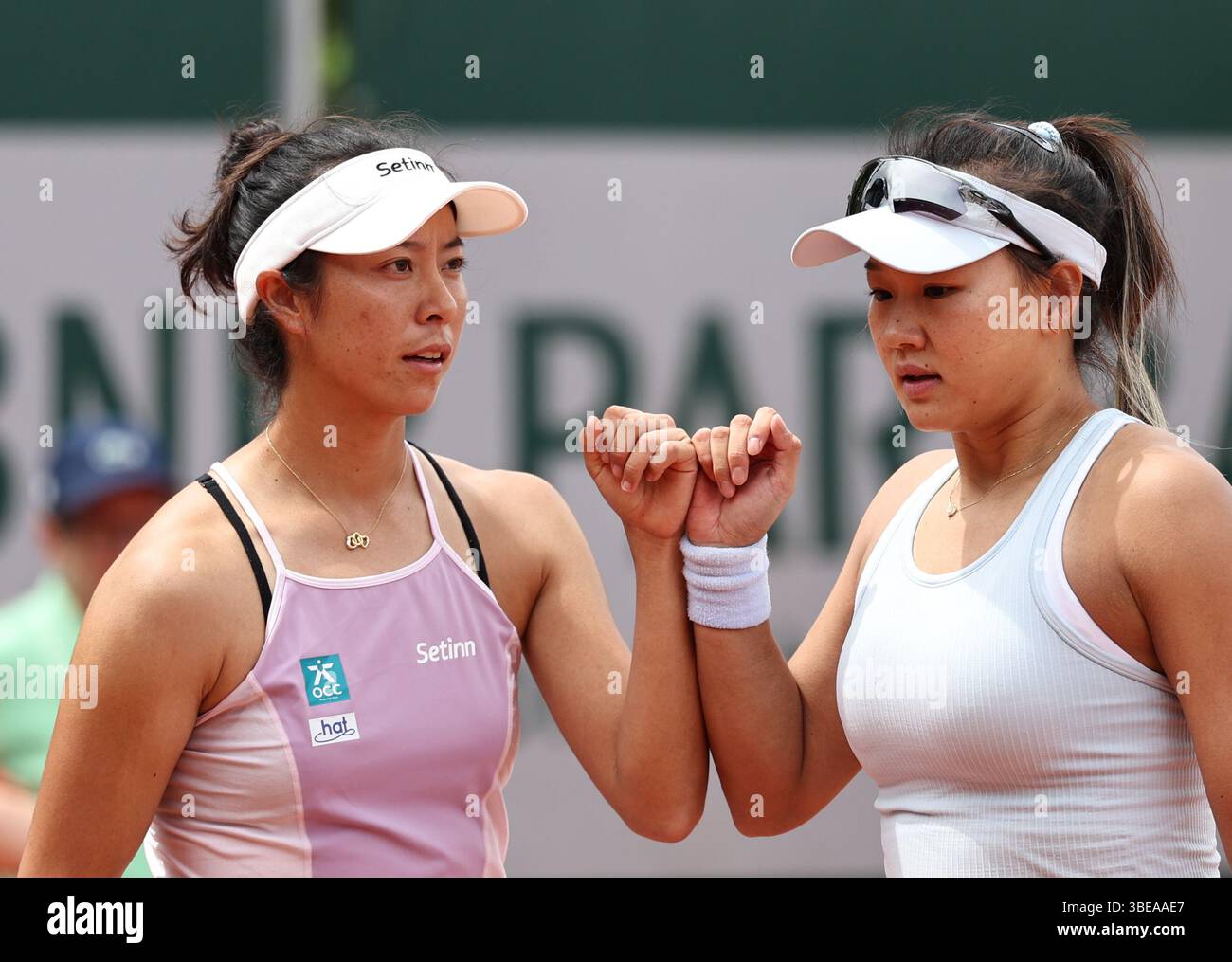 (250528) -- PARIS, May 28, 2025 (Xinhua) -- Guo Hanyu (R)/Shibahara Ena ...