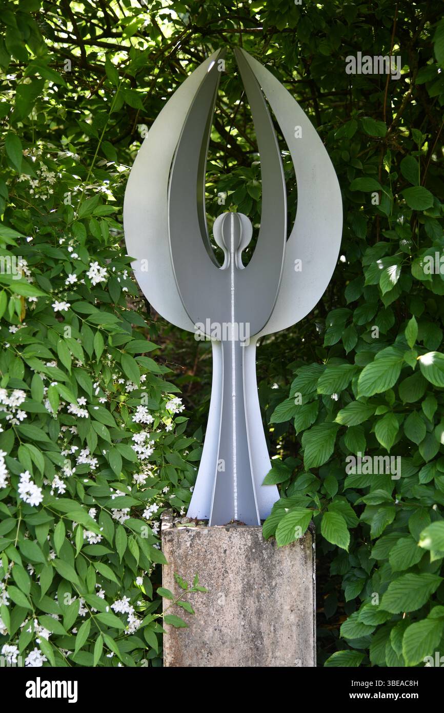 Garden angel statue hi-res stock photography and images - Alamy