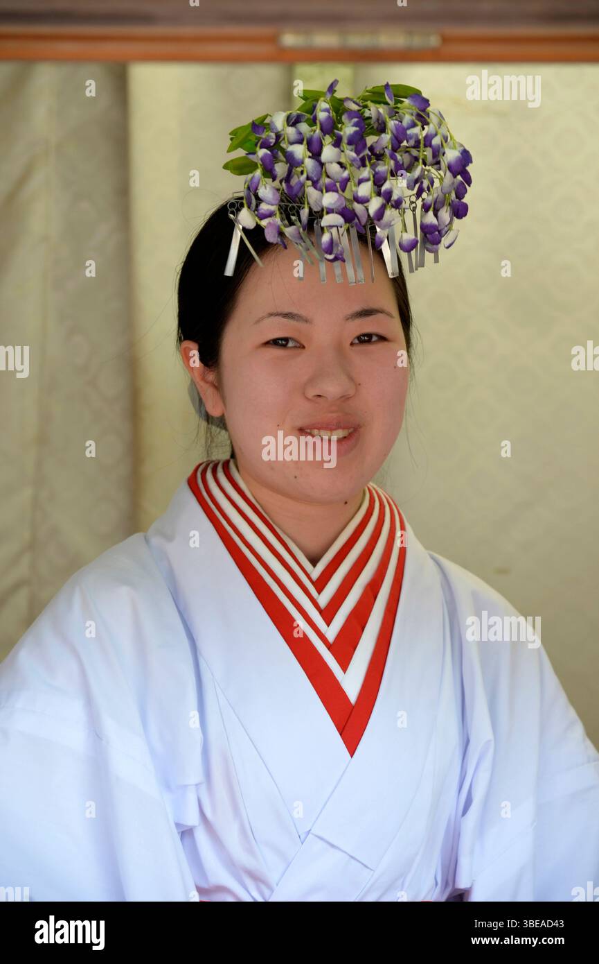 Japanese woman in traditional dress at Kasuga Taisha Shrine, Nara ...