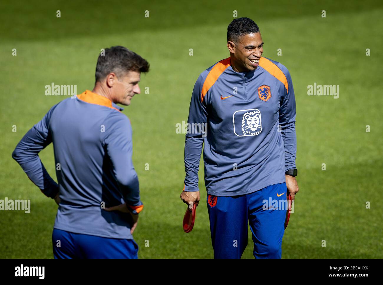 ZEIST - Assistant Wim Jonk and coach Michael Reiziger of the Jong ...