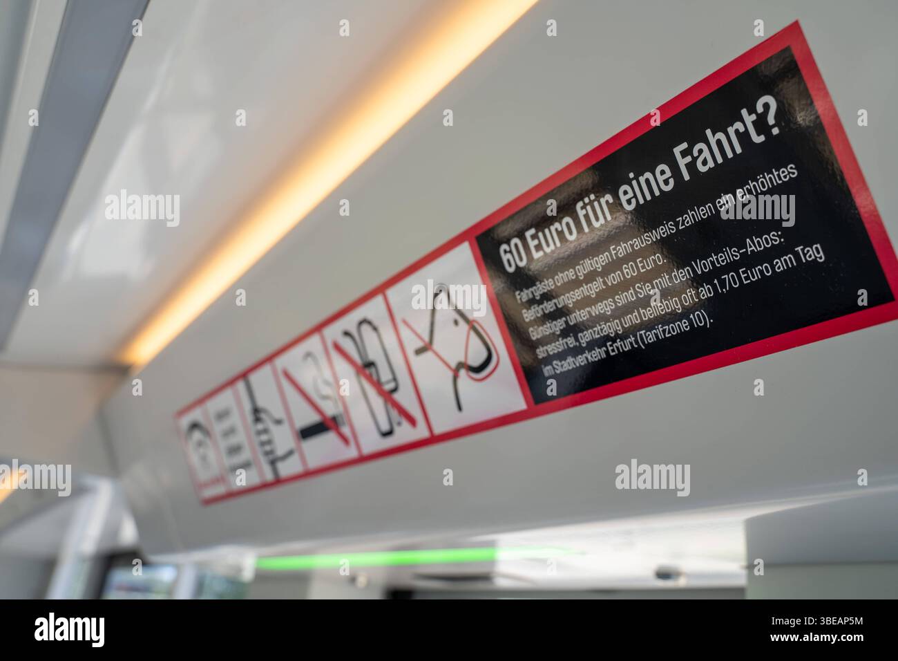 Themenbild - Warnschild in Straßenbahn in Erfurt, 25.05.2025 Themenbild ...