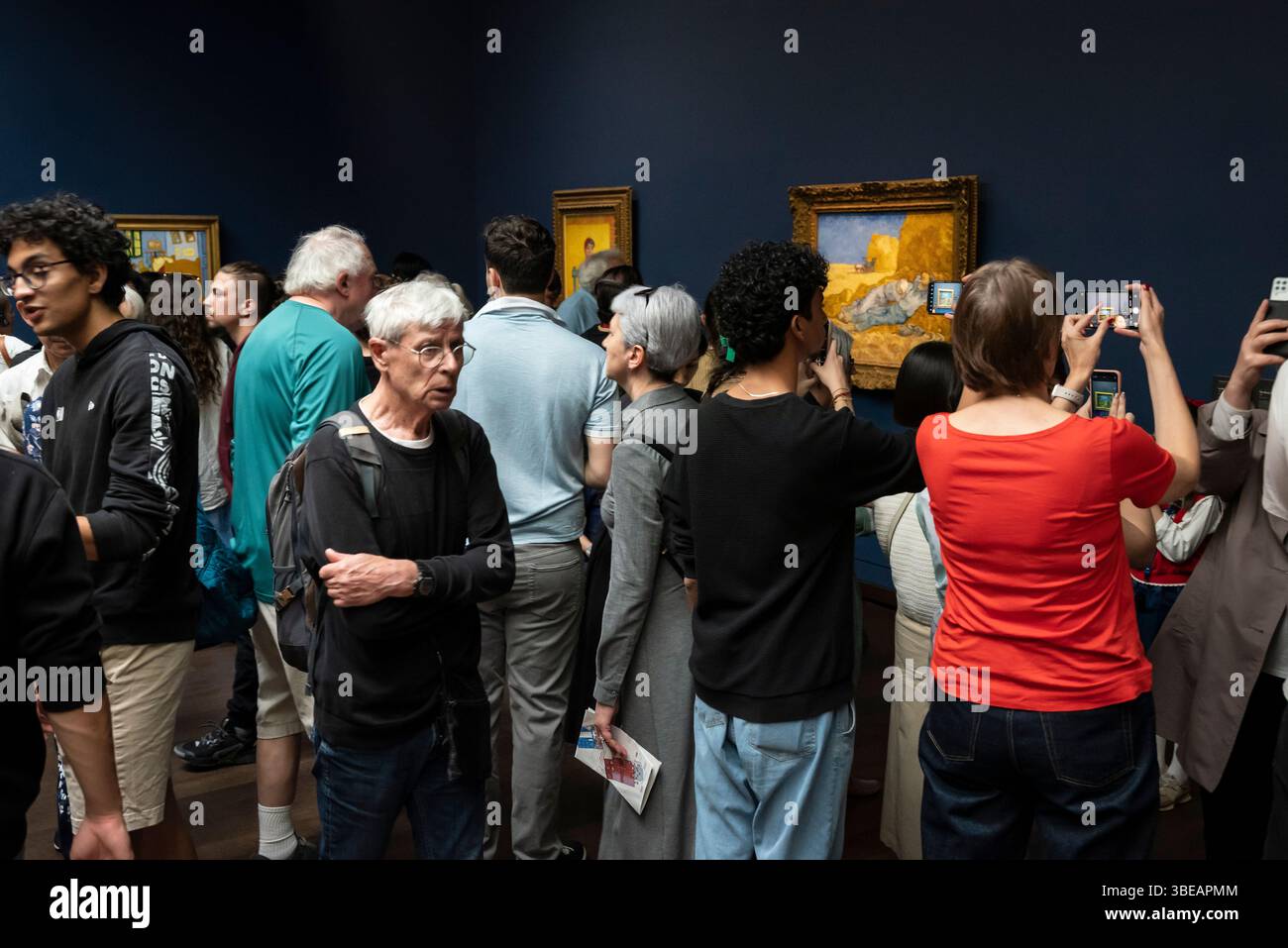 Tourist hell - Crowds of people piling up to see a masterpiece, Musée d ...