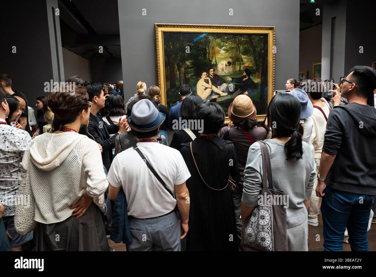 Tourist hell - Crowds of people piling up to see a masterpiece, Musée d ...