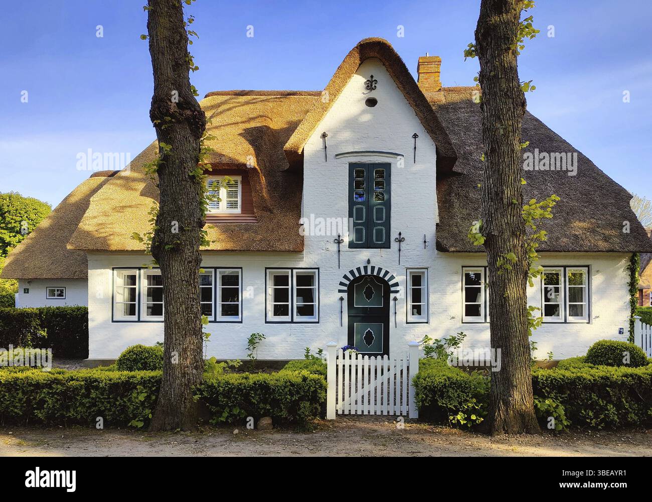 Little thatched roof house hi-res stock photography and images - Alamy