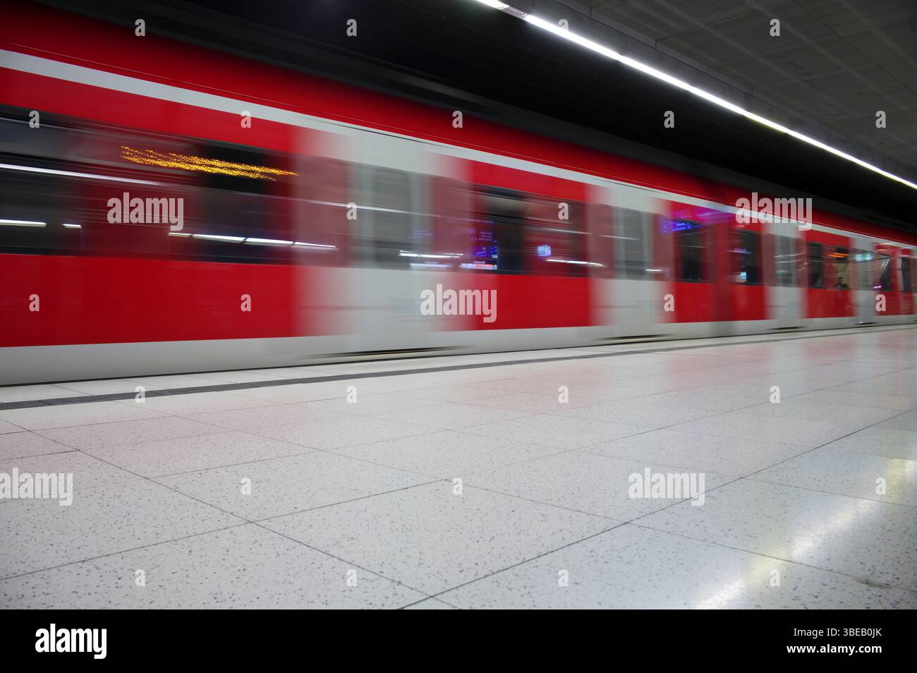 Underground arriving S-Bahn, train, class 420 in traffic red, platform ...