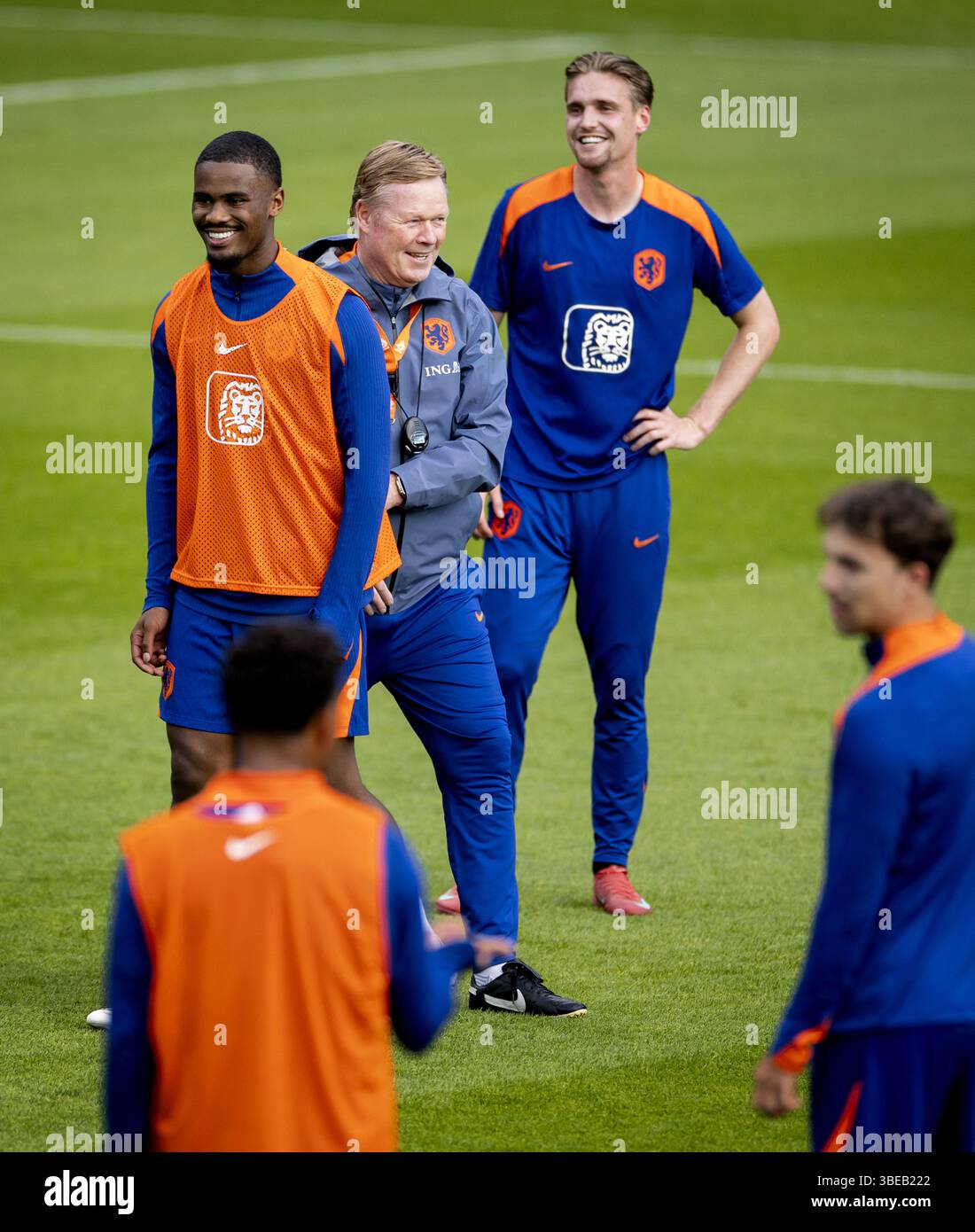 ZEIST - Jorrel Hato, national coach Ronald Koeman and Kenneth Taylor ...
