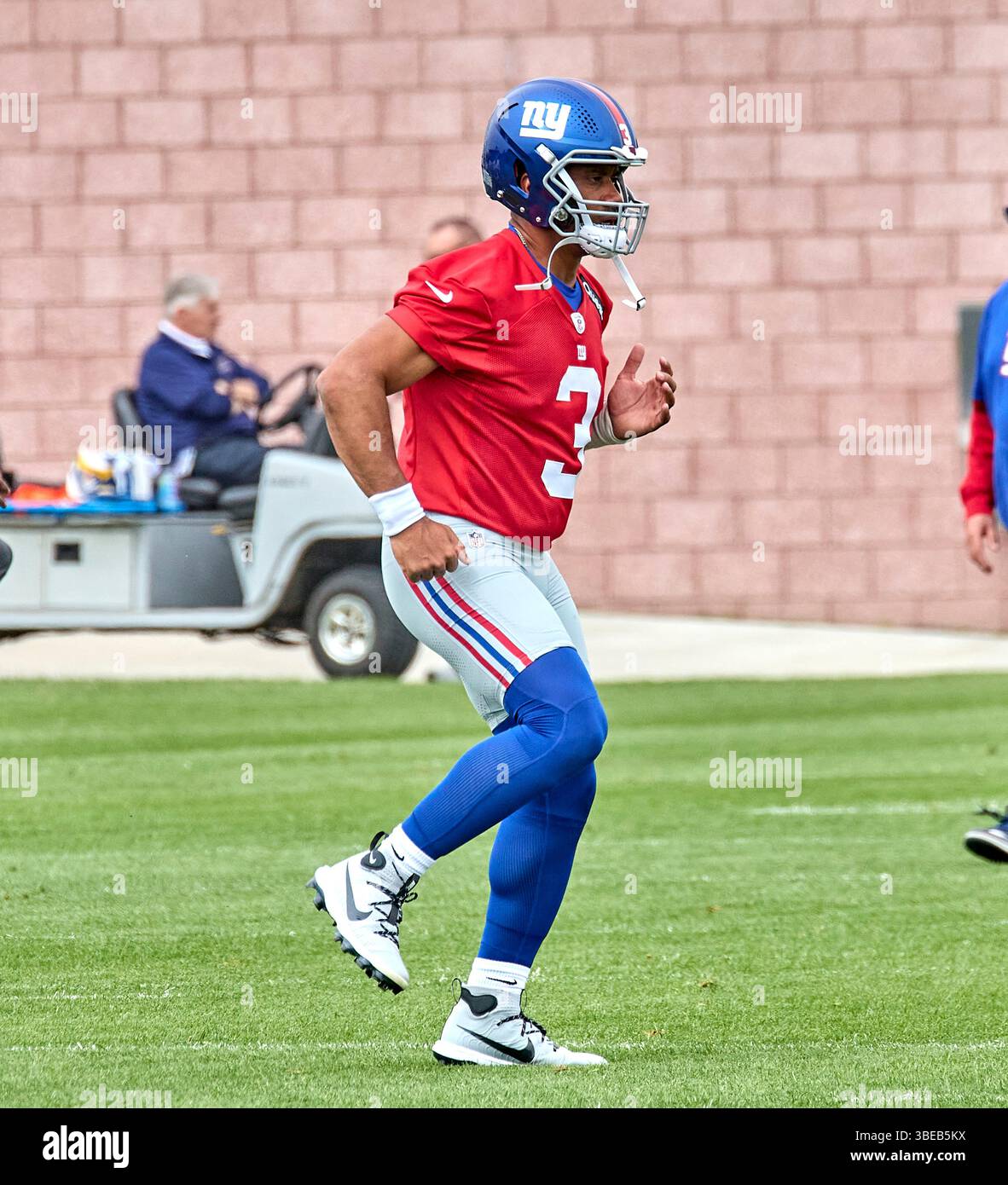New York Giants quarterback Russell Wilson (3) warms up during ...