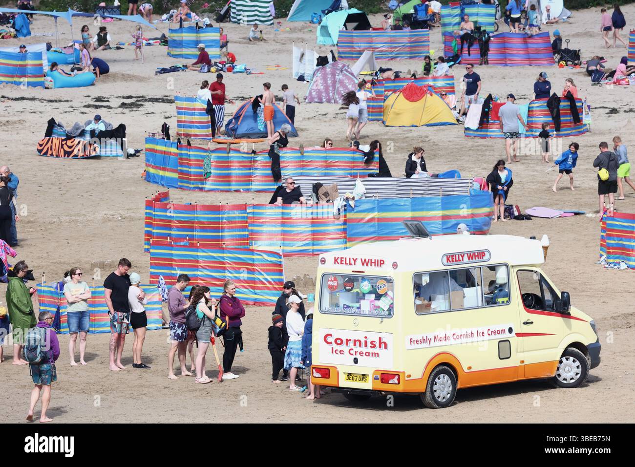 Polzeath, Cornwall, UK. 28th May, 2025. UK Weather: Busy beach with ...