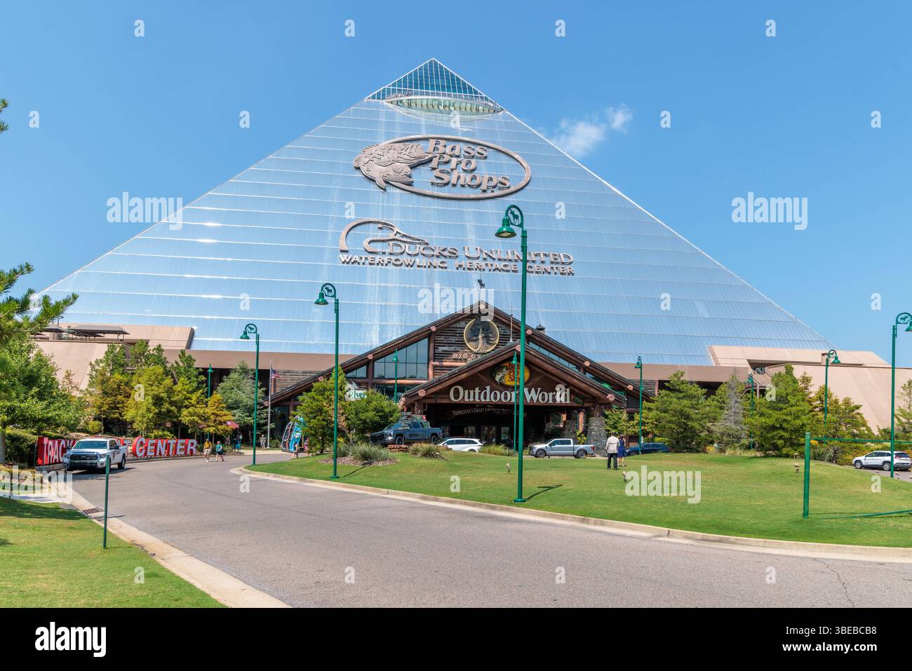 Bass Pro Shops and Ducks Unlimited in the pyramid building in Memphis ...