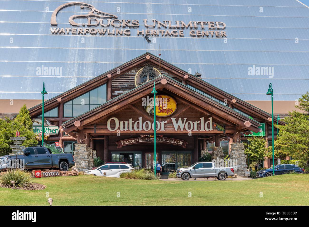 Bass Pro Shops and Ducks Unlimited in the pyramid building in Memphis ...