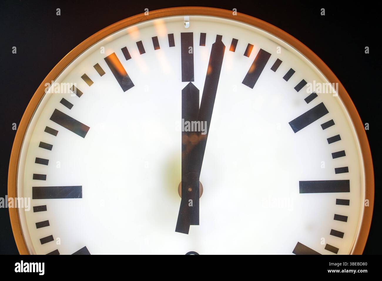 Zwei Minuten nach Zwölf, Uhr zeigt 2 Minuten nach 12, Symbol, es ist zu ...