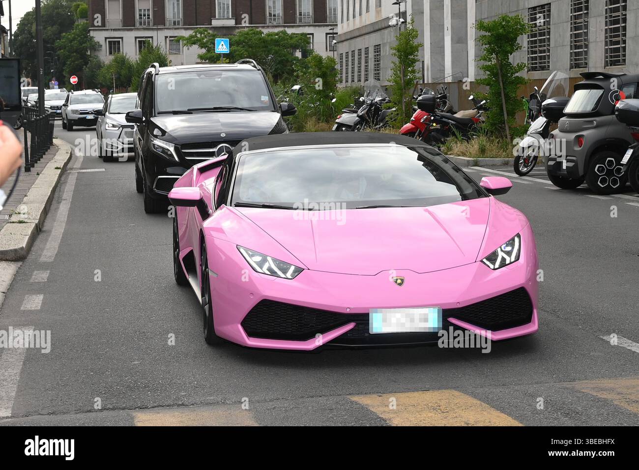 Milano, Italy. 28th May, 2025. Auto di Wanda Nara arriva all'udienza in ...