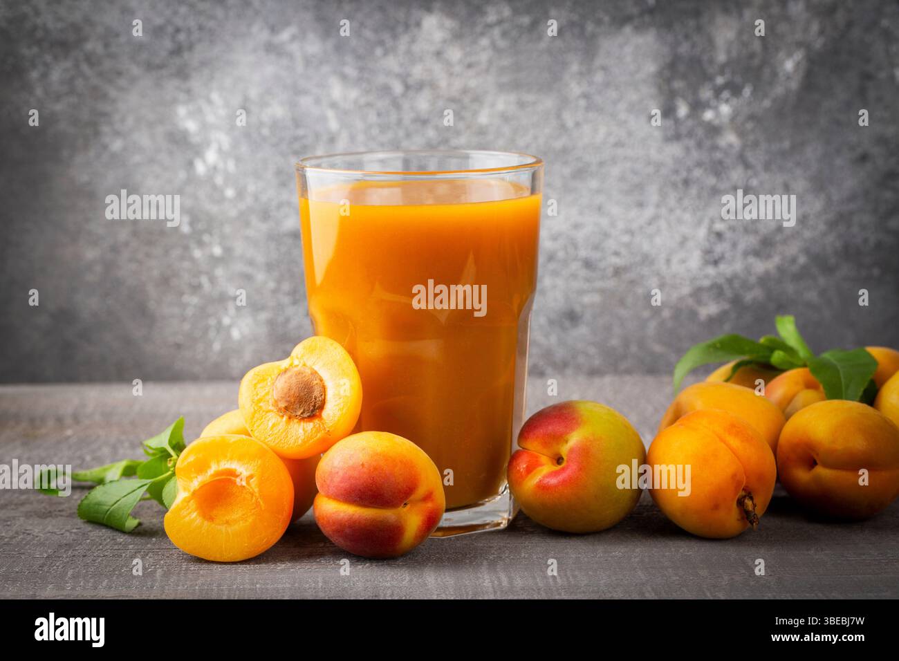 Ripe fresh apricot fruits hi-res stock photography and images - Alamy