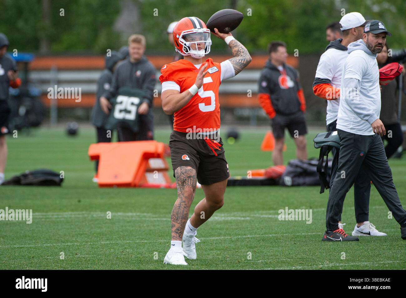 Cleveland Browns quarterback Dillon Gabriel (5) passes during an NFL ...