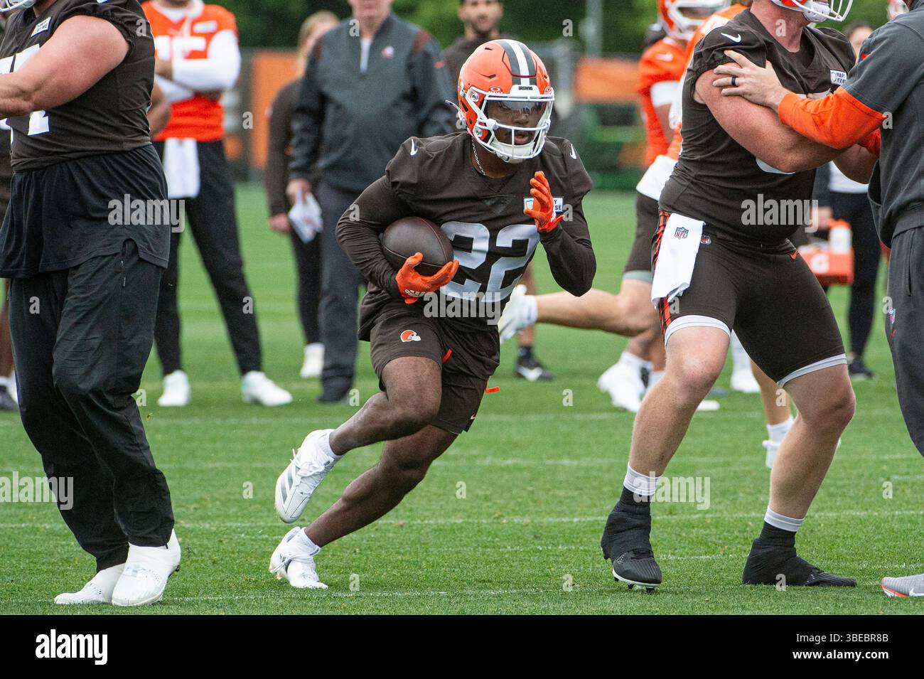 Cleveland Browns' Dylan Sampson (22) runs the ball during an NFL ...