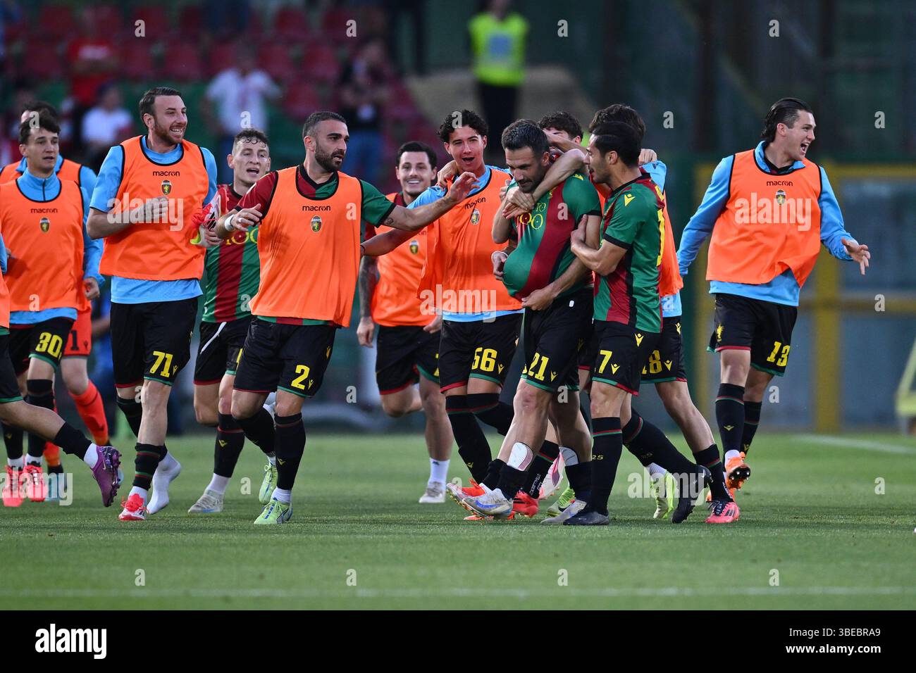 Alessio Curcio of Ternana Calcio celebrates after scoring the goal of 1 ...
