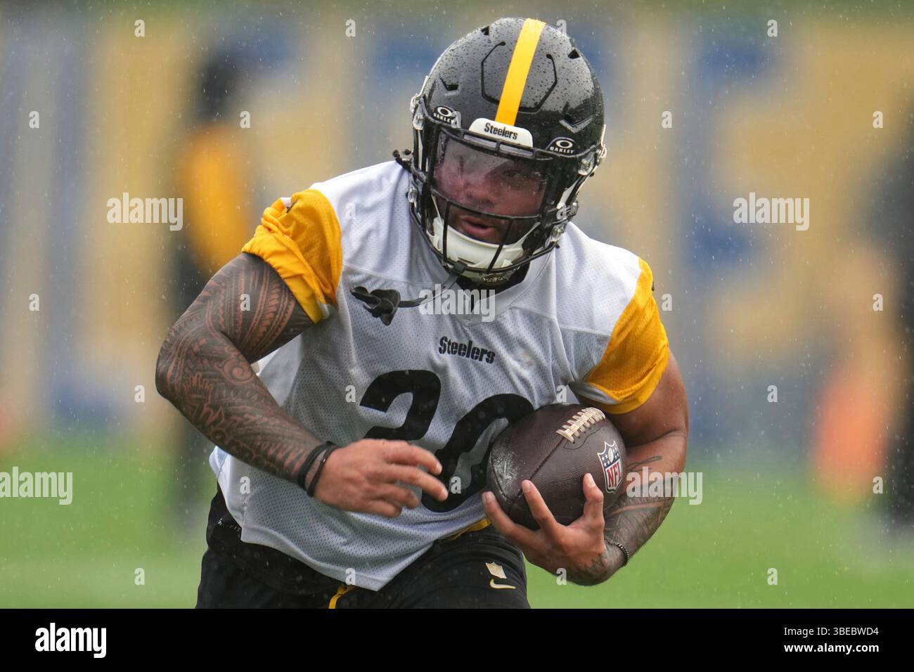 Pittsburgh Steelers running back Jaylen Warren (30) carries the ball ...