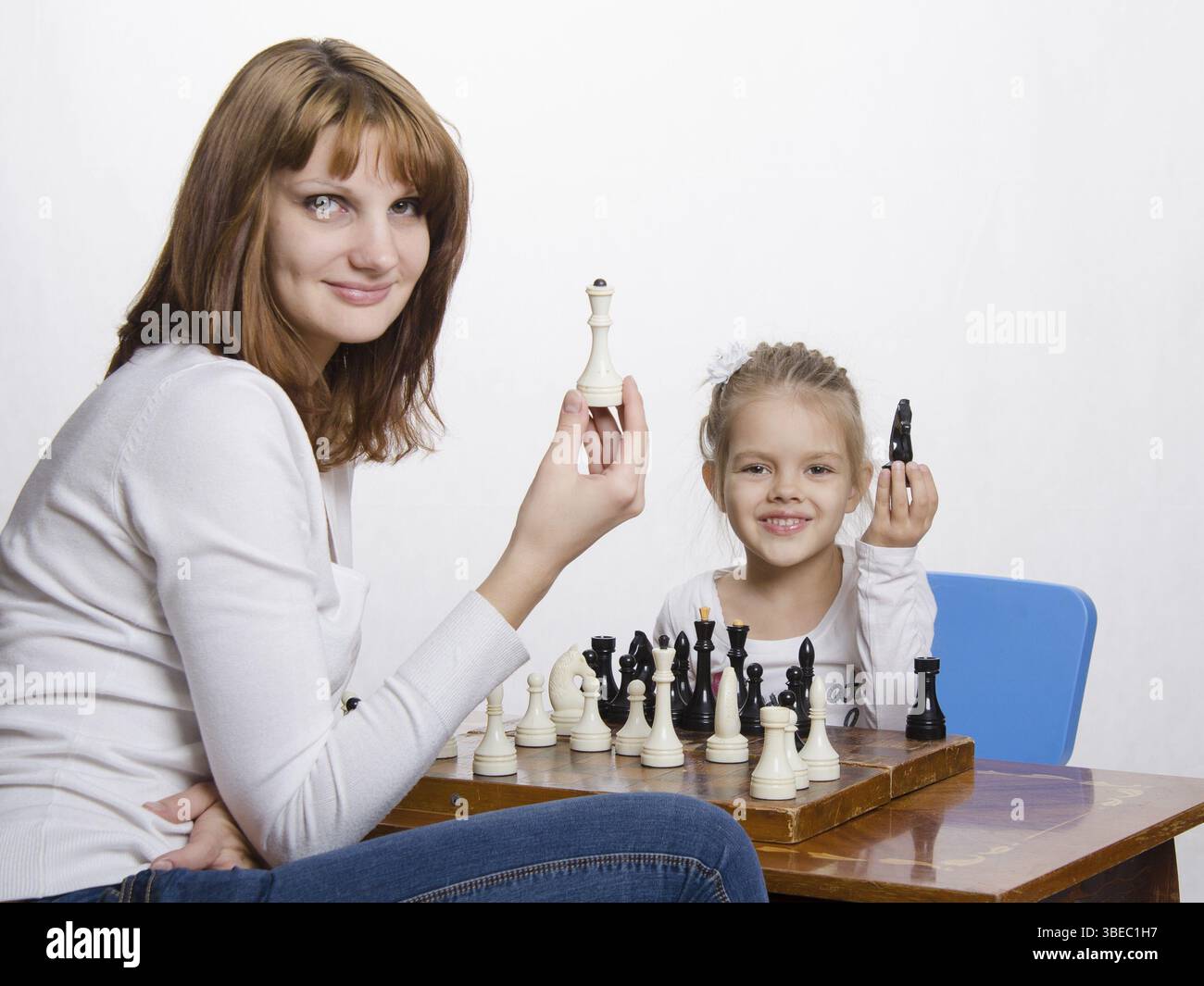 Mom daughter play chess hi-res stock photography and images - Alamy
