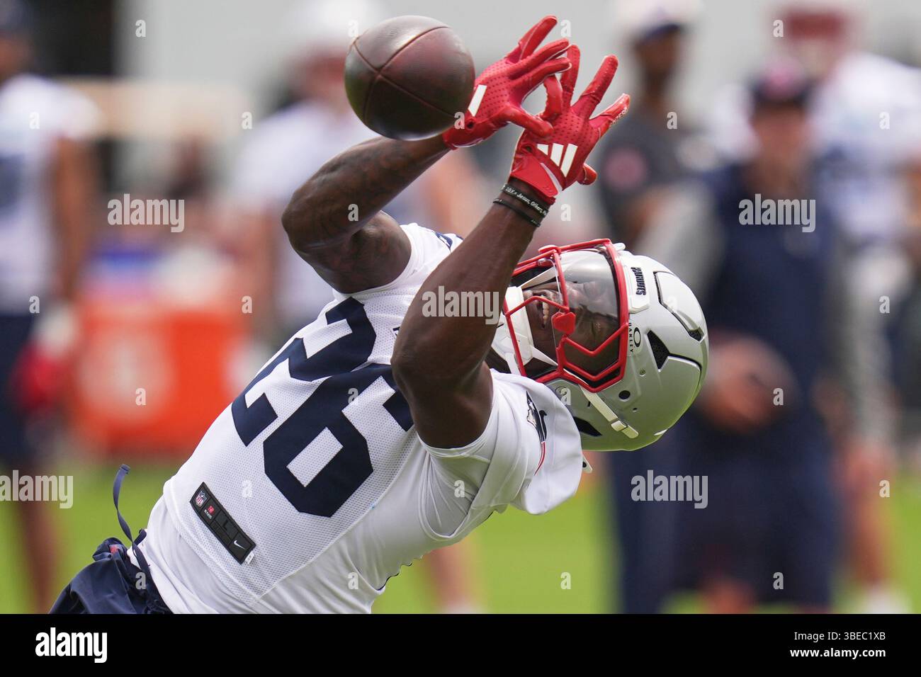 New England Patriots running back Terrell Jennings (26) misses a catch ...