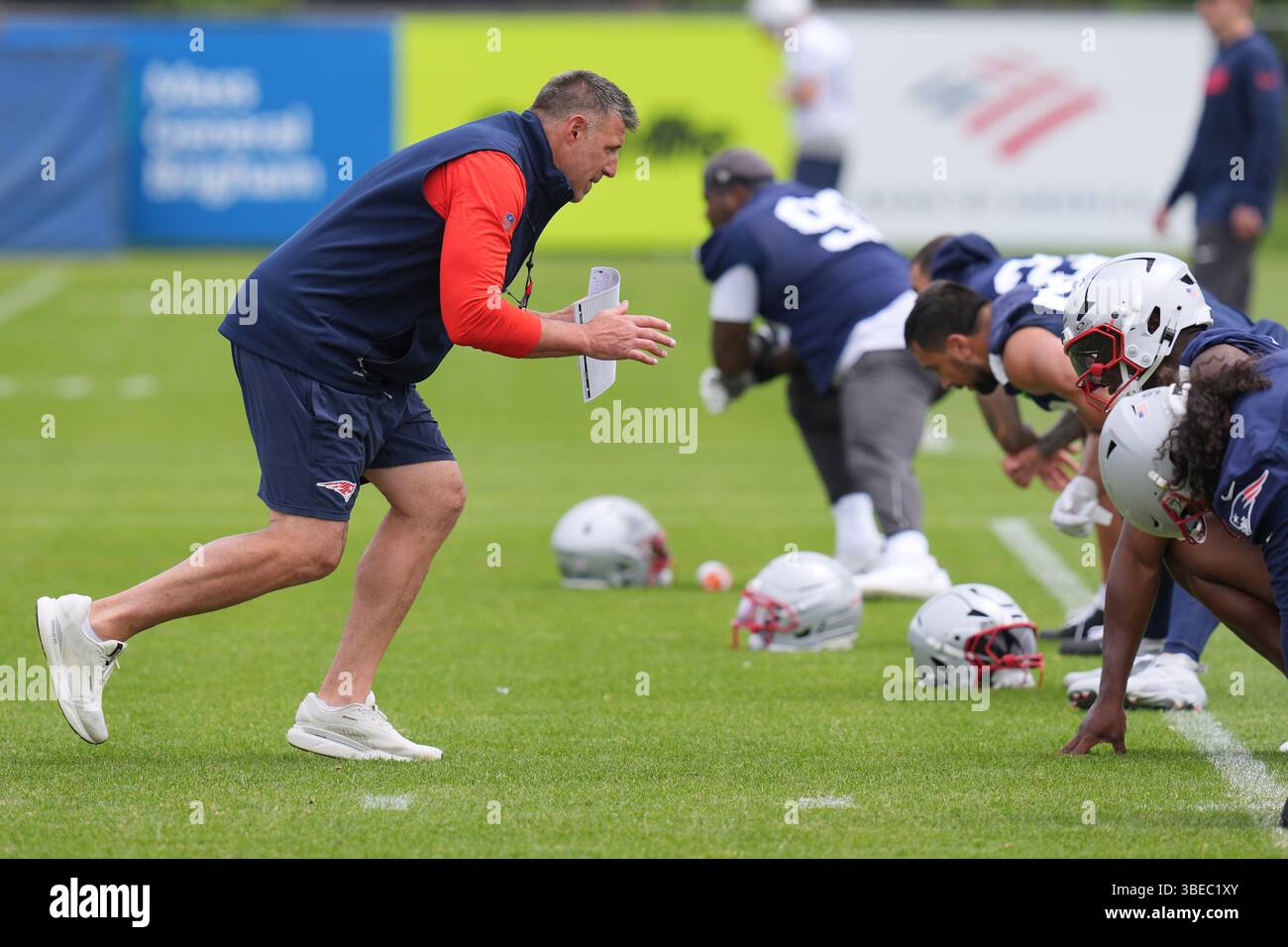 New England Patriots head coach Mike Vrabel lines up against the ...