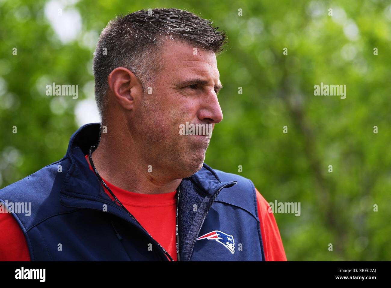 New England Patriots head coach Mike Vrabel walks towards the field ...