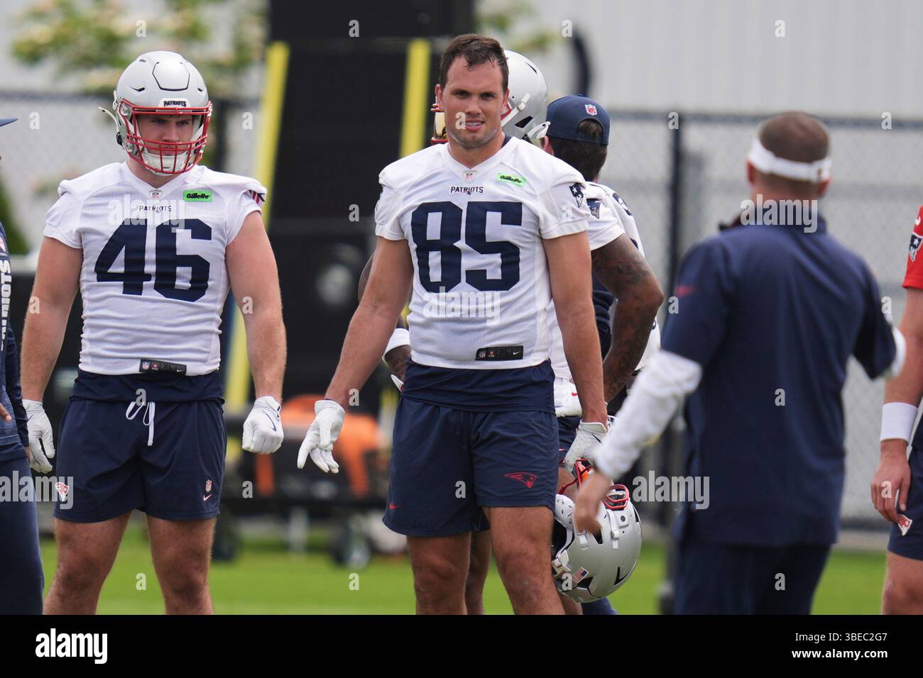 New England Patriots tight end Hunter Henry (85) and fullback Brock ...