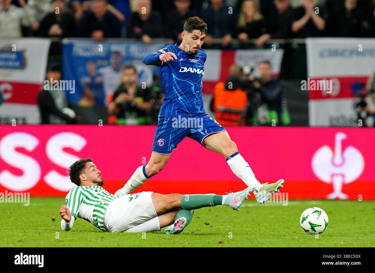 Real Betis' Pablo Fornals challenges Chelsea's Pedro Neto during the ...