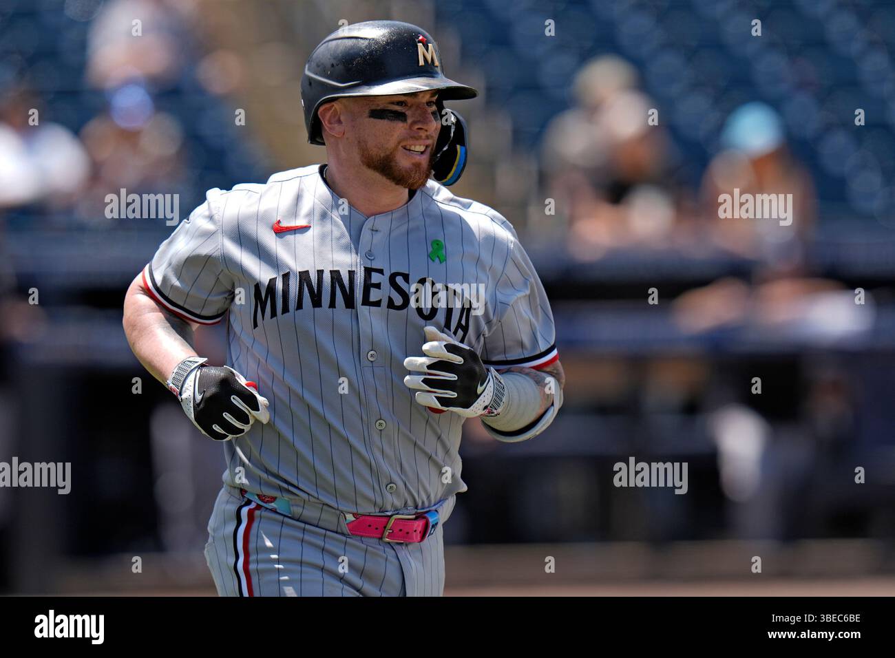 Minnesota Twins' Christian Vázquez runs to first after his single off ...