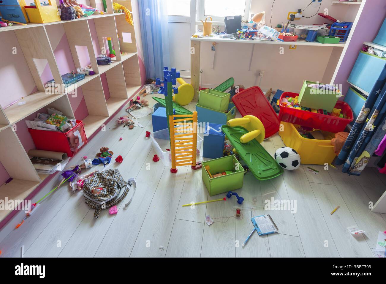 Untidy room hi-res stock photography and images - Alamy