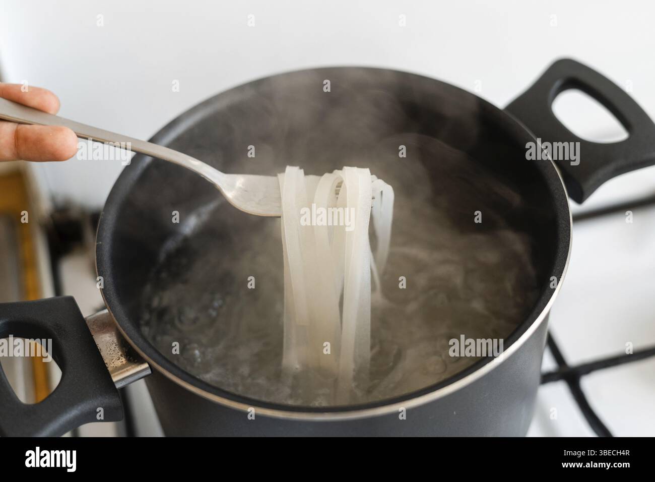 Boiling rice noodles hi-res stock photography and images - Alamy