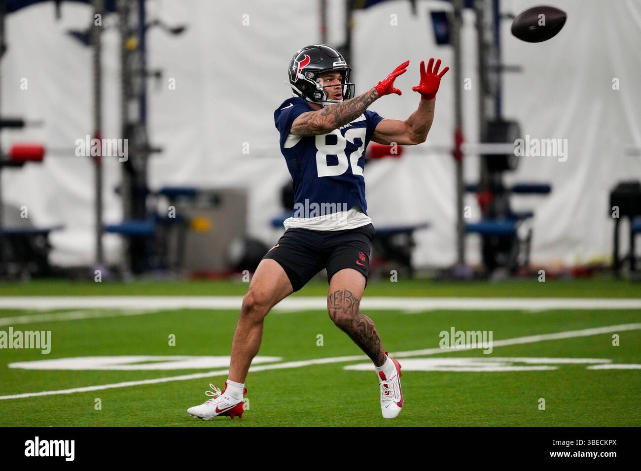 Houston Texans wide receiver Jaylin Noel (82) reaches back to make a ...