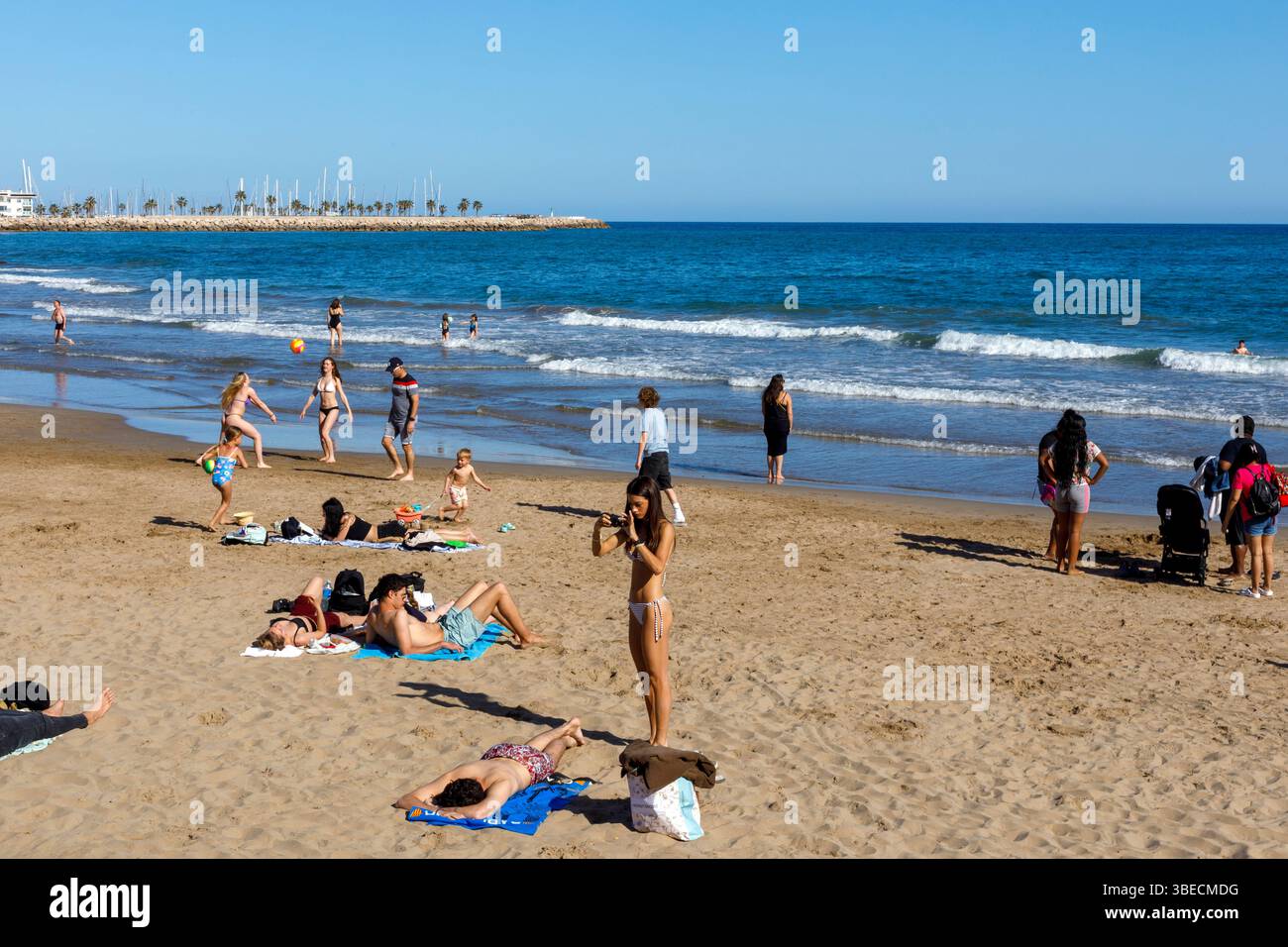 Beach scene people hi-res stock photography and images - Alamy