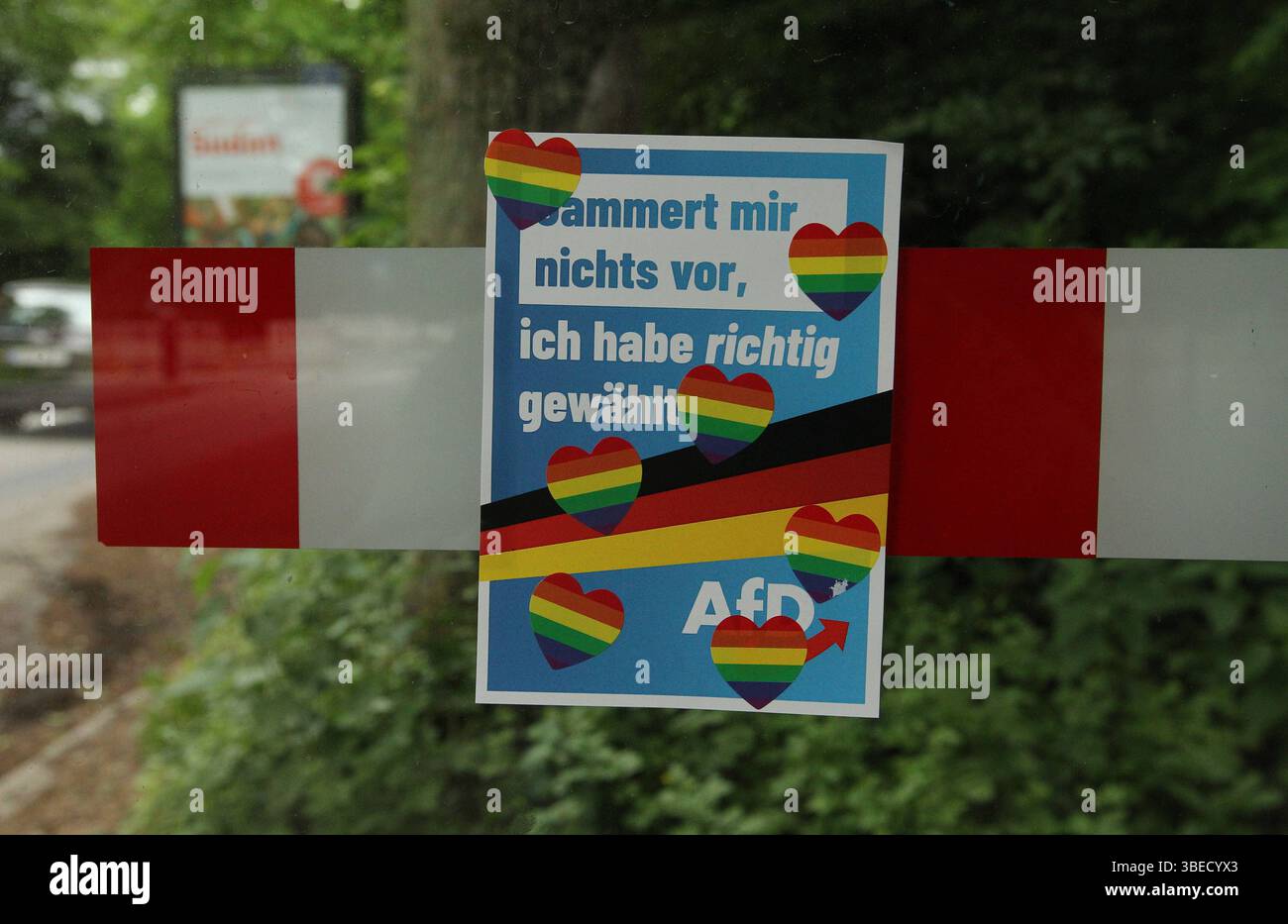Ein Aufkleber der Partei Alternative für Deutschland wurde mit Herzen ...